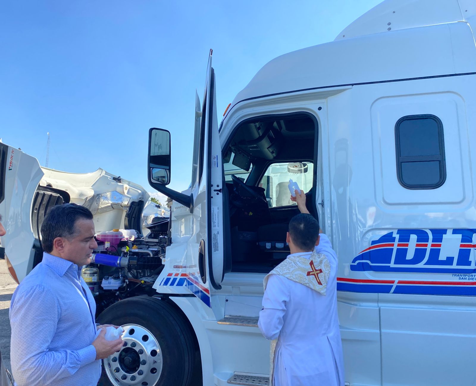 ¡Gracias Familia DLR! Bendición de nuevas unidades. – Blog DLR